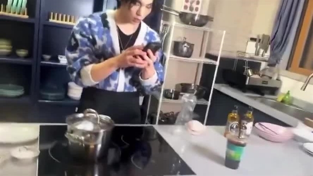 سانها زنگ زده به راکی و داره تولدش رو تبریک میگه و به هامو سلام ...